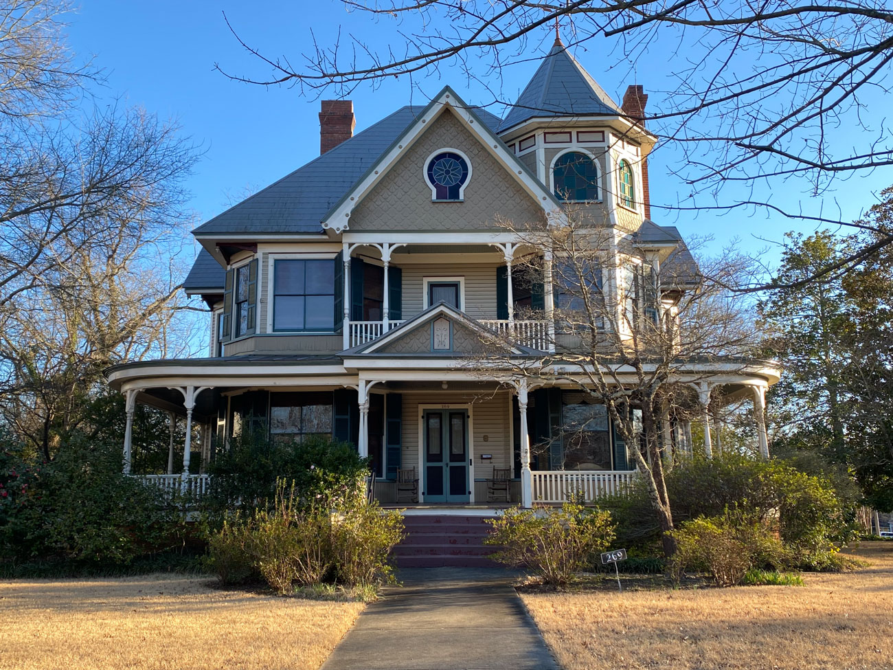 How to Select Exterior Paint Colors for Your Historic Home